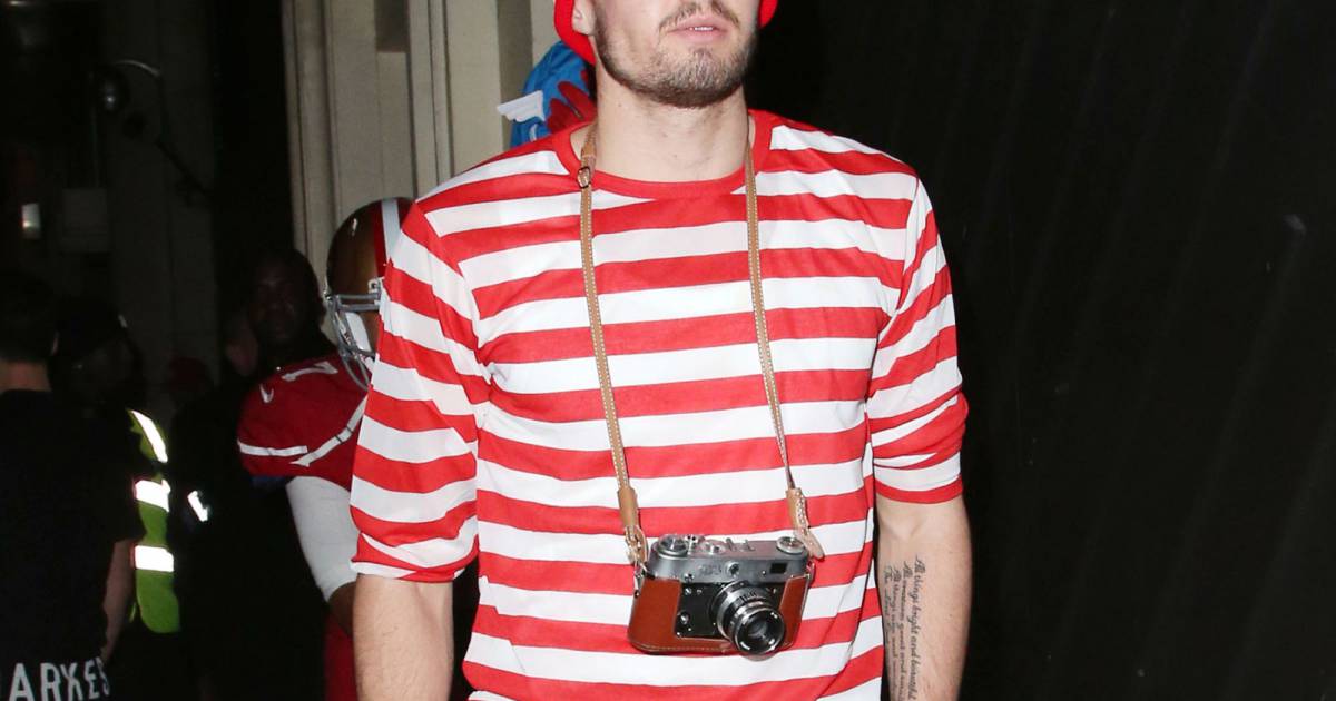 Carl Jenkinson déguisé en Où est Charlie ? pour la soirée de Noël d ...