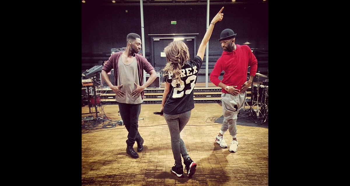 Photo : Tal s'active à 1 mois d'A l'infini Tour, le 13 février 2014 sur ...