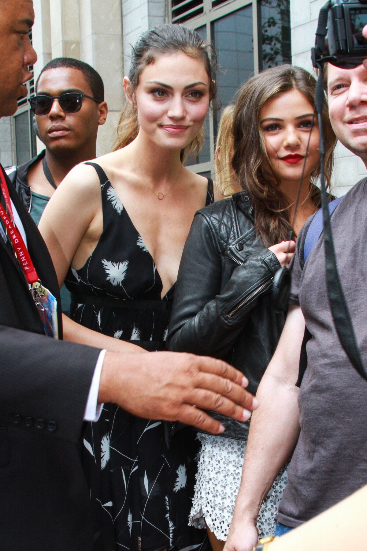Photo : Phoebe Tonkin et Danielle Campbell au Comic Con le 25 juillet ...