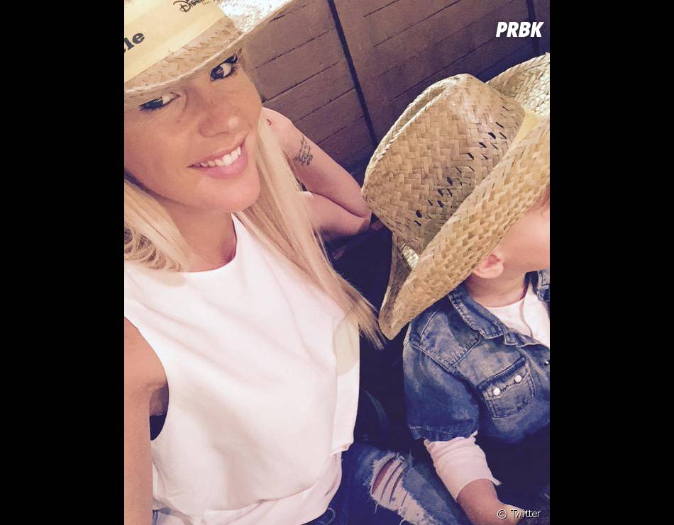 Amélie Neten et son fils Hugo à Disneyland Paris, mai 2015 - Purebreak