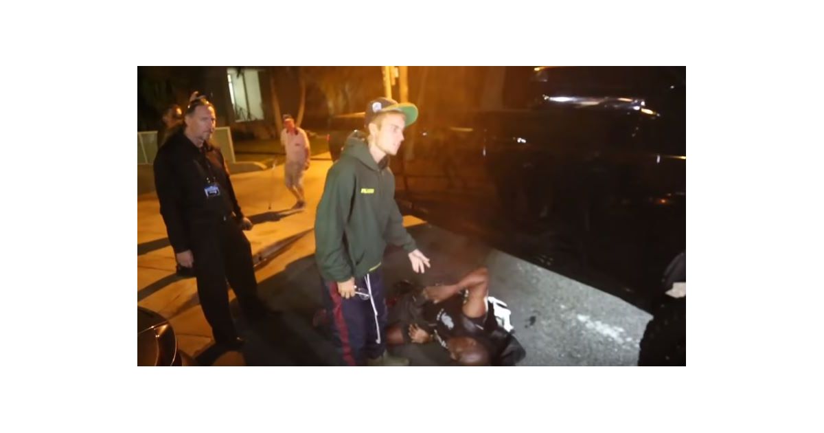 Justin Bieber renverse un photographe... par accident ! - Purebreak