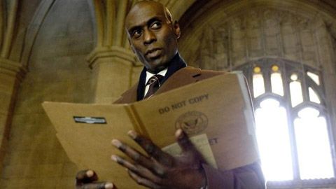 Fringe saison 3 ... L'agent Broyles satisfait du scénario qui fait ...