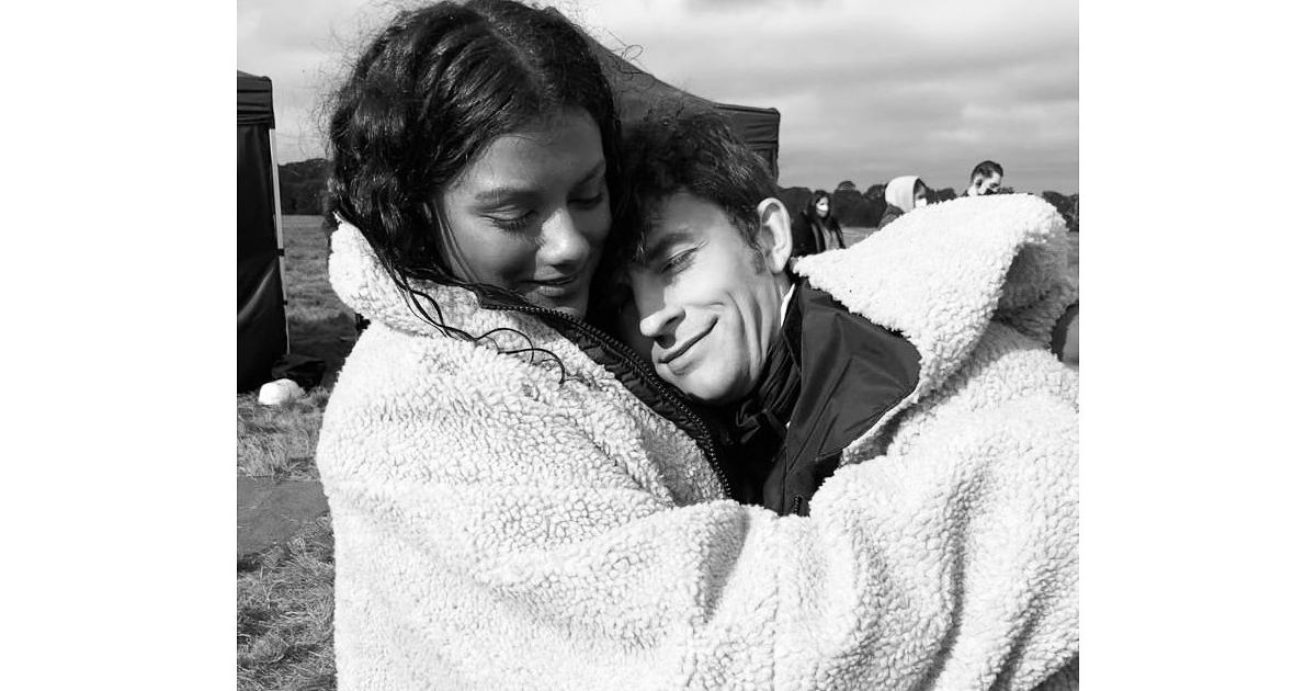 Simone Ashley et Jonathan Bailey dans les coulisses de La Chronique des ...