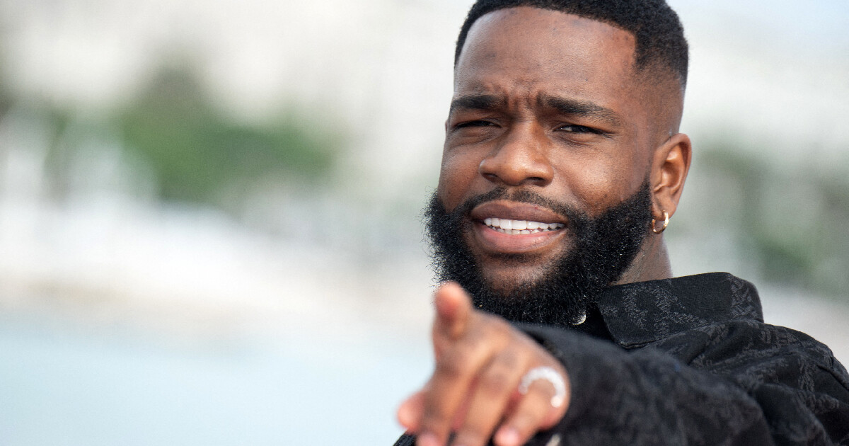 Tayc : une fan larguée après une danse sensuelle avec lui sur scène, il ...