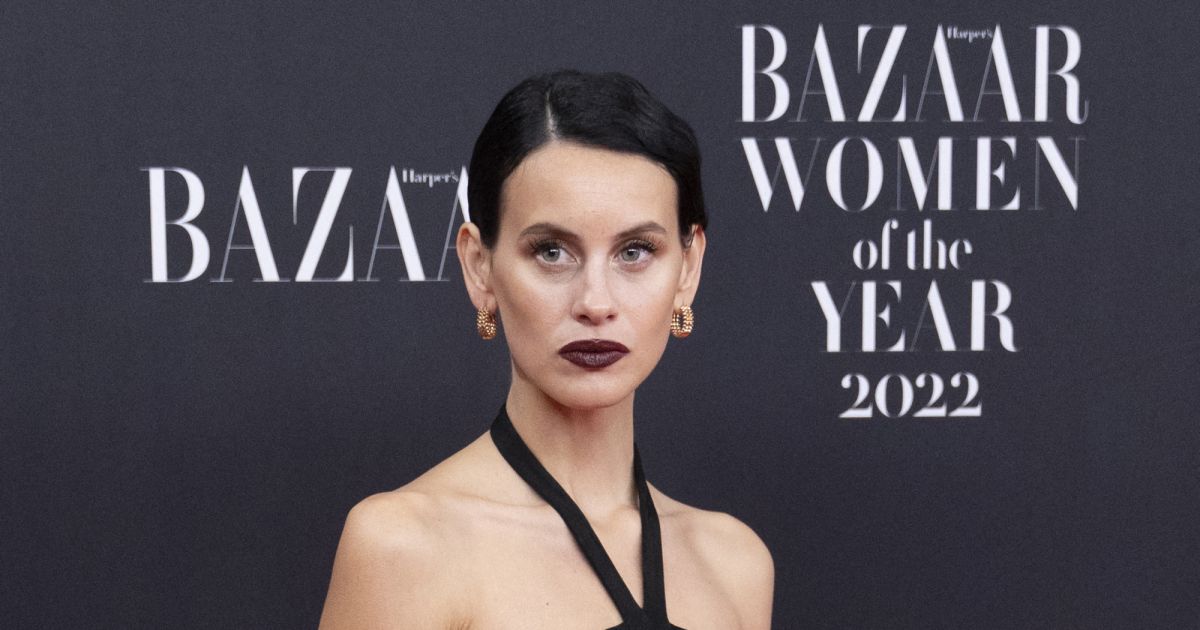 Milena Smit - Photocall de la cérémonie Women of the year 2022 du ...