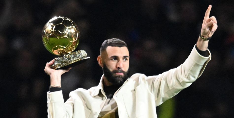 Karim Benzema Présente Son Ballon Dor Aux Supporters Lyonnais à La Mi