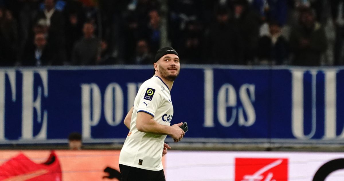 Quelques semaines plus tôt, le jeune apparaissait dans le clip Ragnar ...