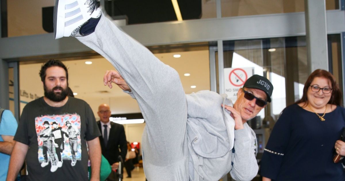 Jean-Claude Van Damme arrive à l'aéroport de Sydney, le 5 mars 2020 ...
