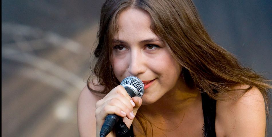 Izia Higelin en concert lors du Festival Solidays 2010 - Festival in ...