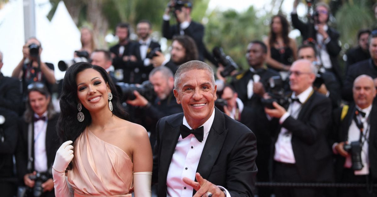 Samy Naceri et sa compagne Sofia Athéna - Montée des marches pour la ...