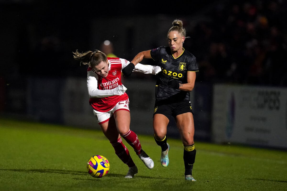 Photo : Arsenal's Victoria Pelova (left) and Aston Villa's Alisha ...