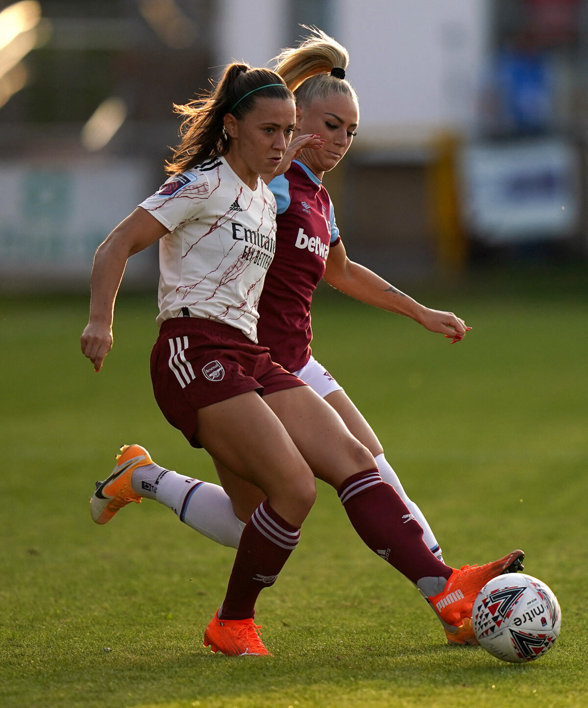 Photo : Arsenal's Katie McCabe (left) and West Ham United's Alisha ...