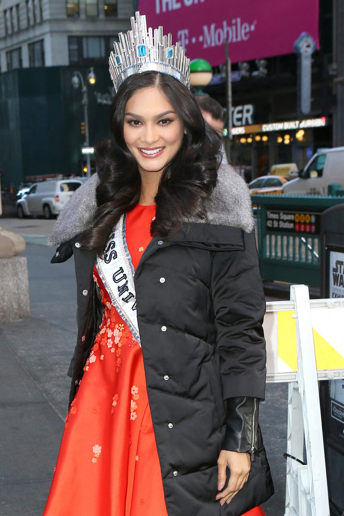 Photo : Pia Wurtzbach Miss Universe 2015 looks amazing in a bright red ...