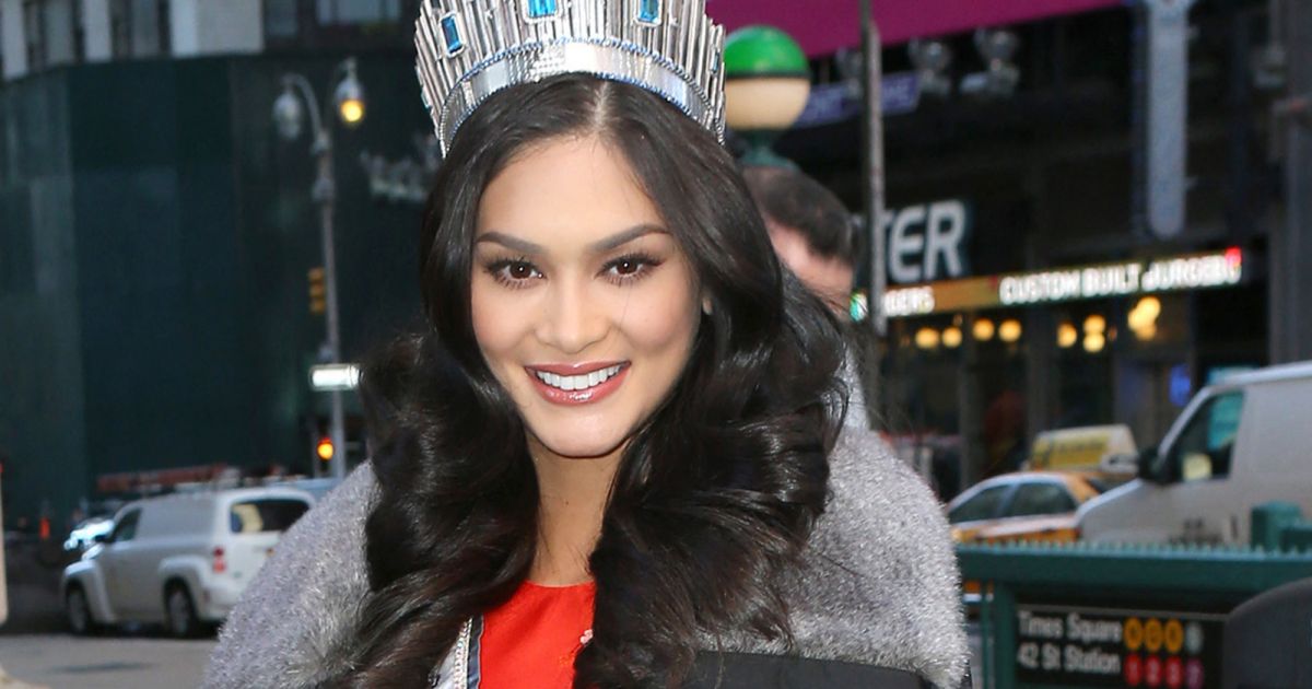 Pia Wurtzbach Miss Universe 2015 looks amazing in a bright red dress ...