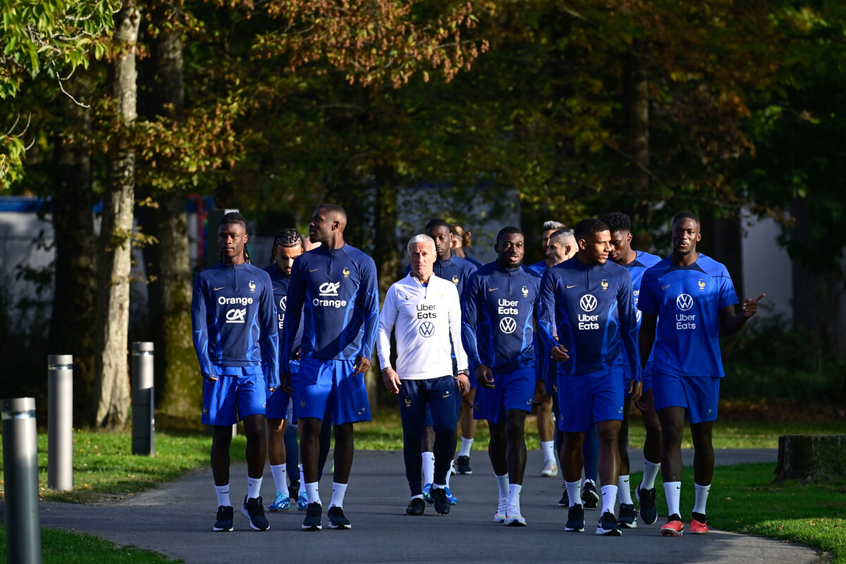 Photo : Didier Deschamps (sélectionneur) avec les joueurs de l'équipe ...