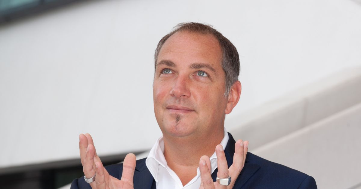 Messmer pose à l'occasion du MIPCOM à Cannes le 13 octobre 2014 ...