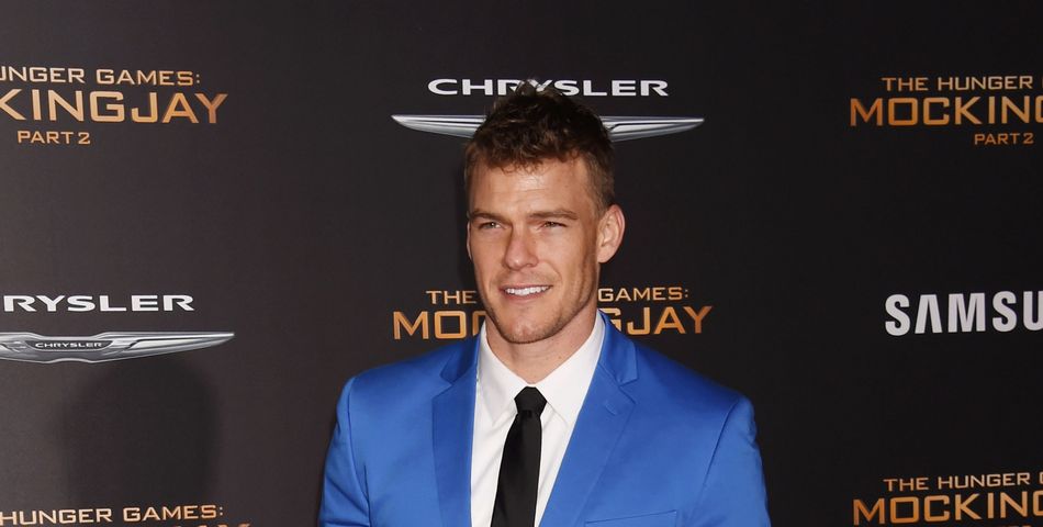 Alan Ritchson - Première de Hunger Games La révolte partie 2 à Los ...