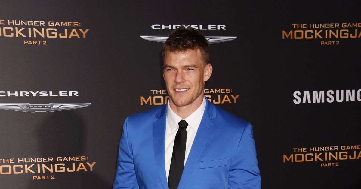Alan Ritchson - Première de Hunger Games La révolte partie 2 à Los ...