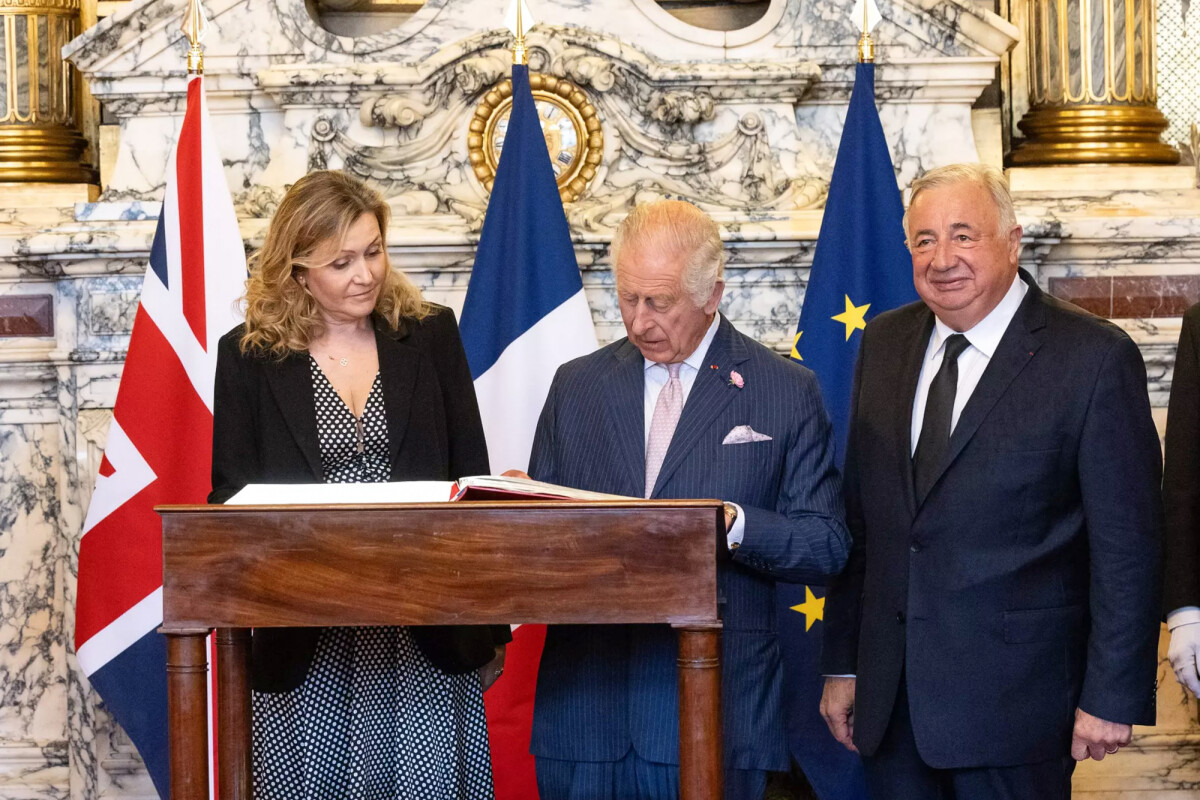 Photo : Le roi Charles III d'Angleterre, accompagné de la présidente de ...