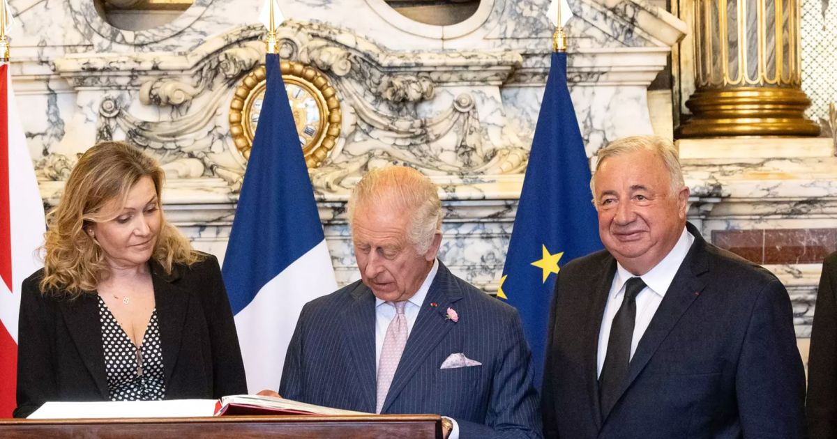 Le roi Charles III d'Angleterre, accompagné de la présidente de l ...