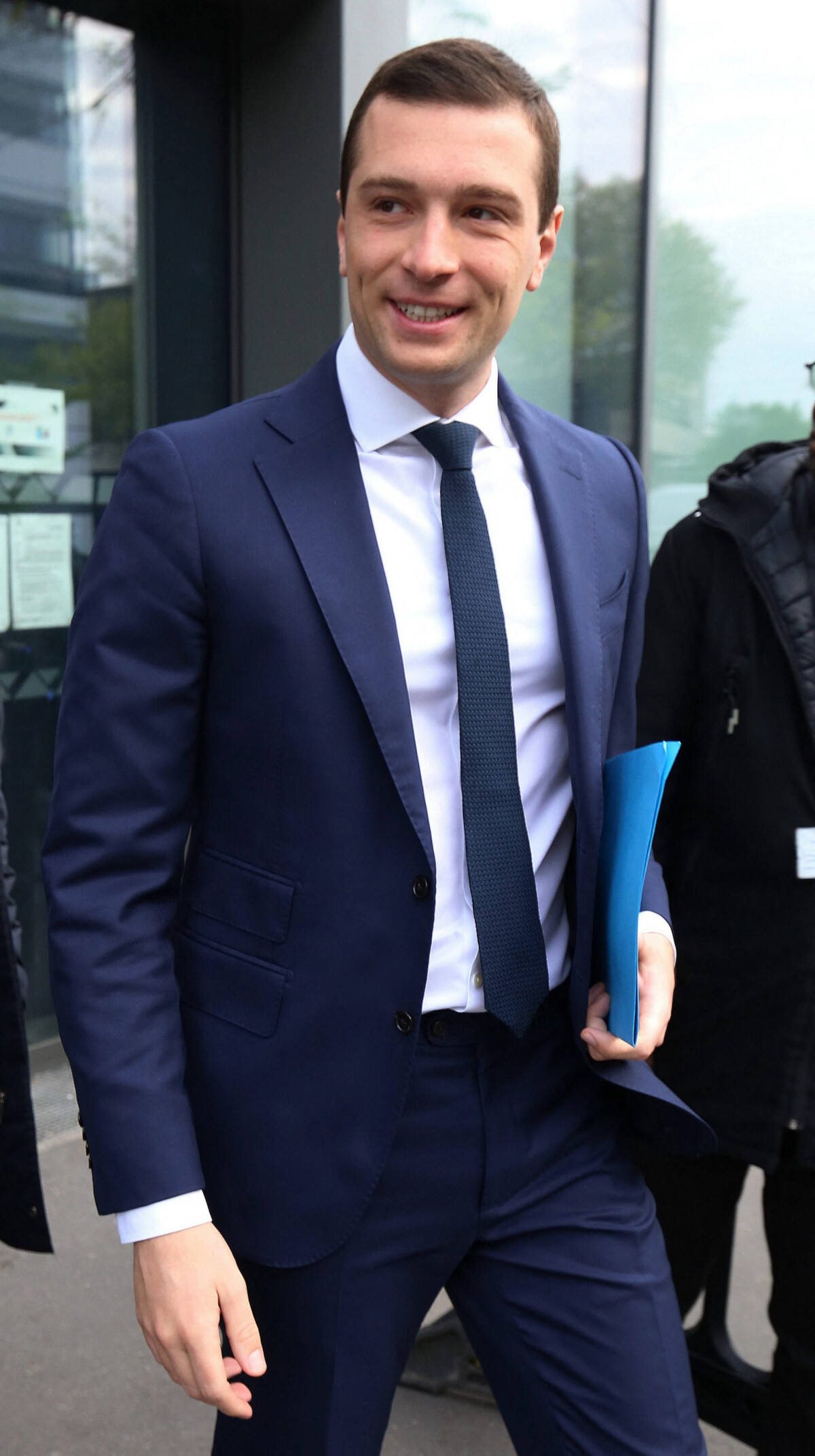 Photo : Jordan Bardella à la sortie des studios de BFMTV à Paris. Le 27 ...