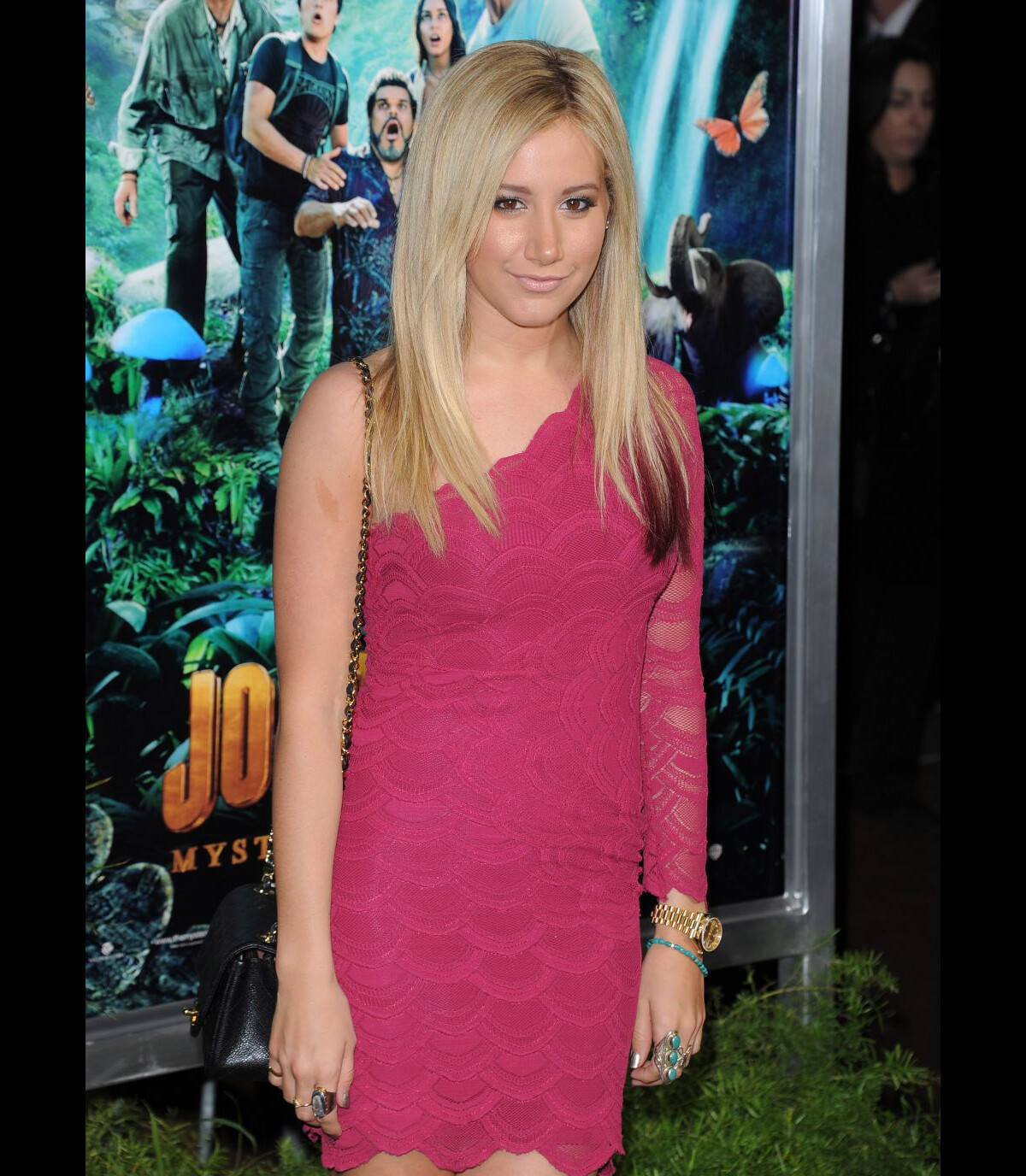 Photo : Ashley Tisdale voit la vie en rose à l'avant-première de Voyage ...