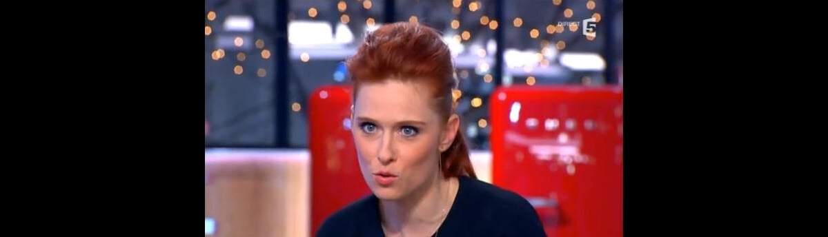 Photo : Audrey Fleurot s'est retrouvée seins nus sur son scooter après ...