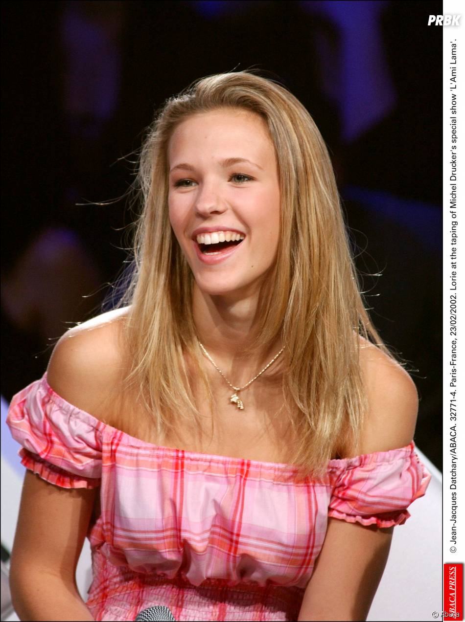 Lorie souriante sur le plateau d'une émission de Michel Drucker en 2002 ...