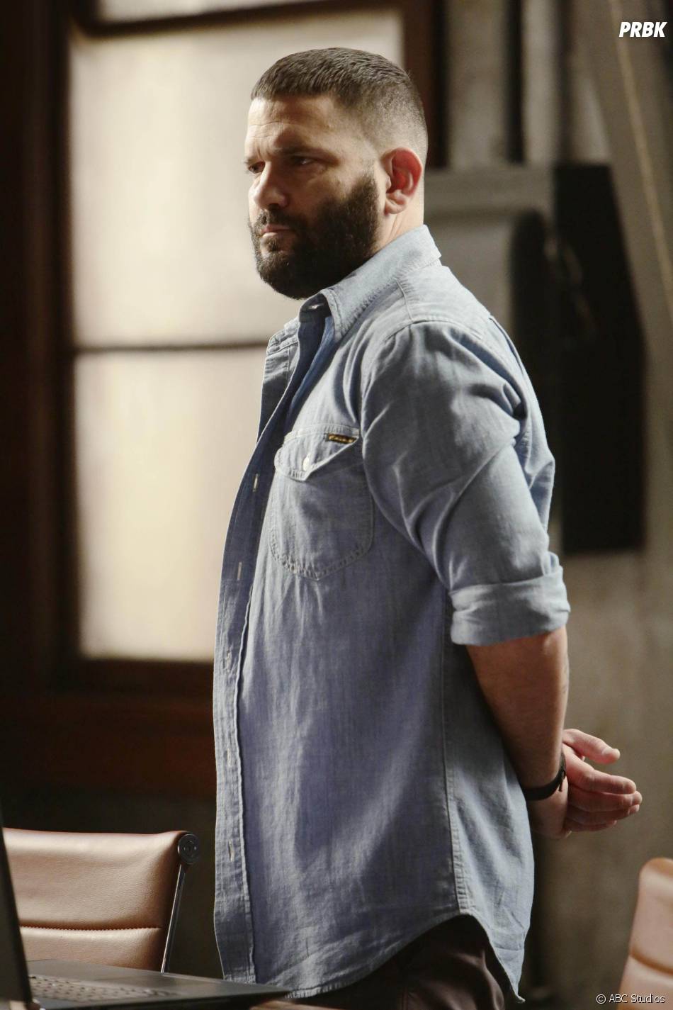 Scandal saison 4, épisode 18 : Huck (Guillermo Diaz) sur une photo ...