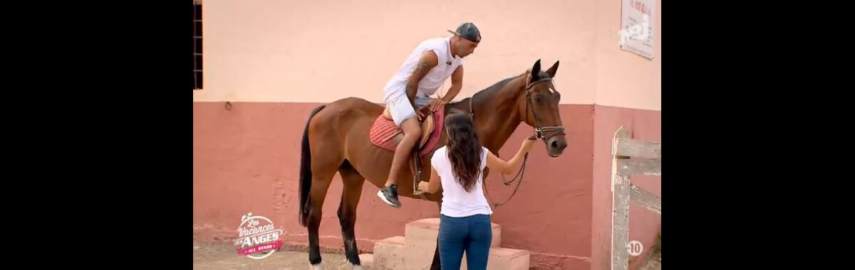 Photo : Sofiane (Les Ch'tis VS Les Marseillais) paniqué sur son cheval dans l'épisode 26 du 25 ...